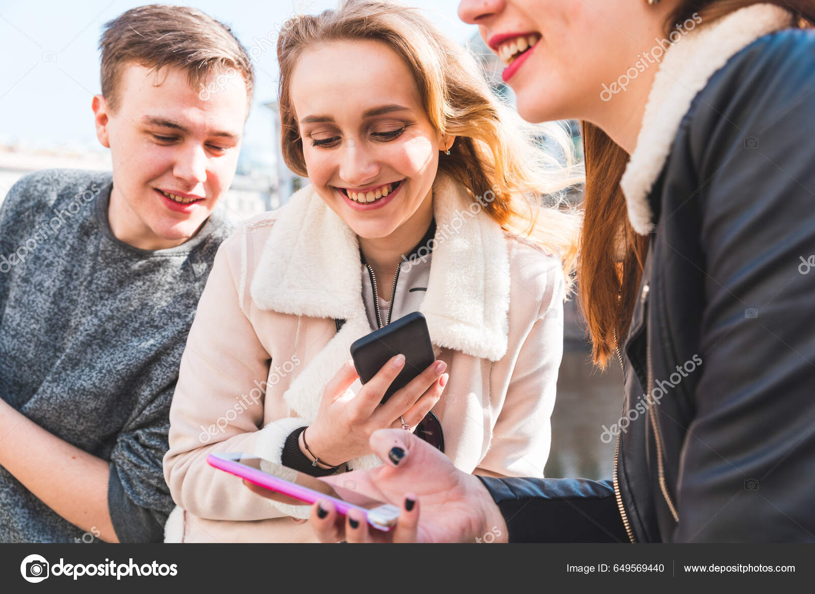 Feliz Grupo Amigos Usando Smartphone Riéndose Tres Jóvenes Hombre Dos ...