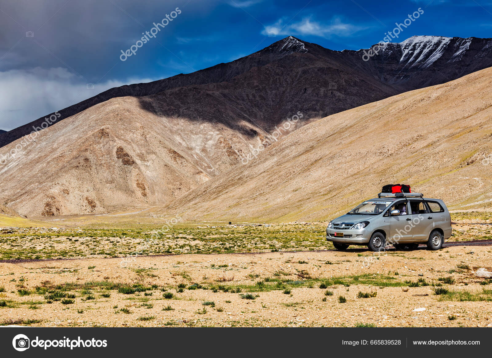 Ladakh India September 2011 Modern Mpv Car Toyota Innova Road — Stock ...