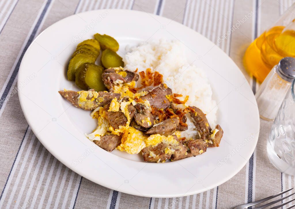 Deliciosa tortilla frita con trozos de hígado de conejo, arroz blanco ...