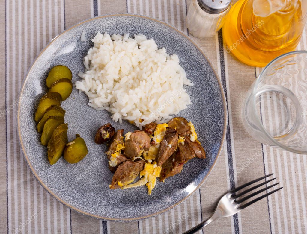 Almuerzo saludable de huevos revueltos con hígado de conejo servido con ...