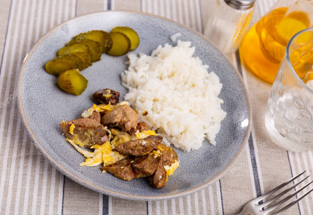 Deliciosa tortilla frita con trozos de hígado de conejo, arroz blanco ...