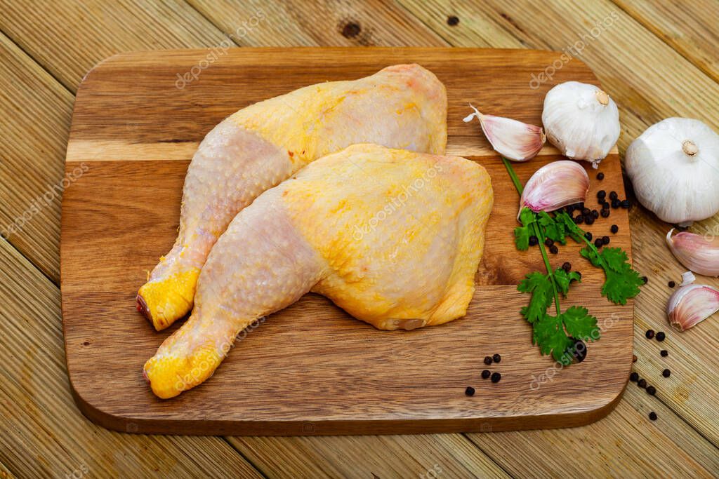 Cocina casera. Patas frescas de pollo crudo y condimentos preparados ...