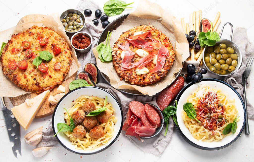 Mesa llena de comidas italianas en platos y comida - Pizza, pasta ...
