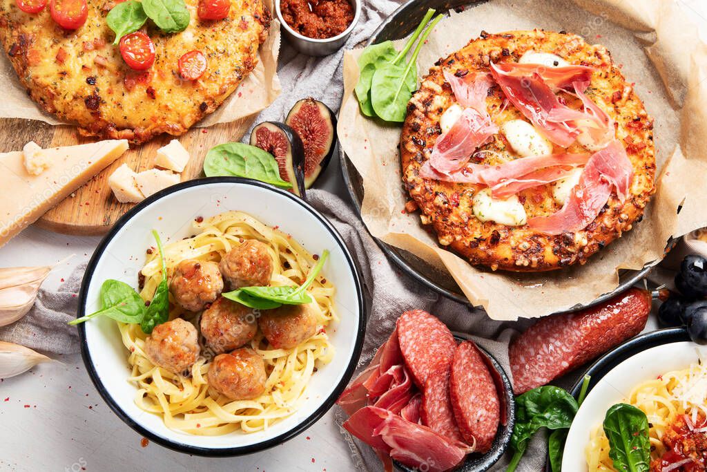 Mesa llena de comidas italianas en platos y comida - Pizza, pasta ...