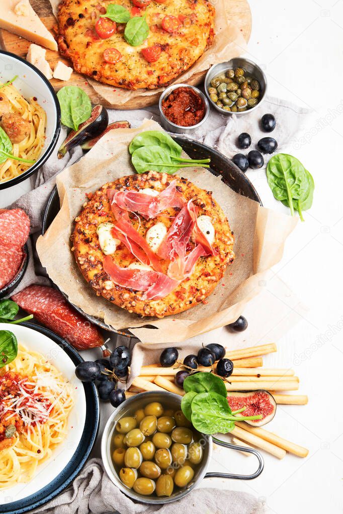 Mesa llena de comidas italianas en platos y comida - Pizza, pasta ...