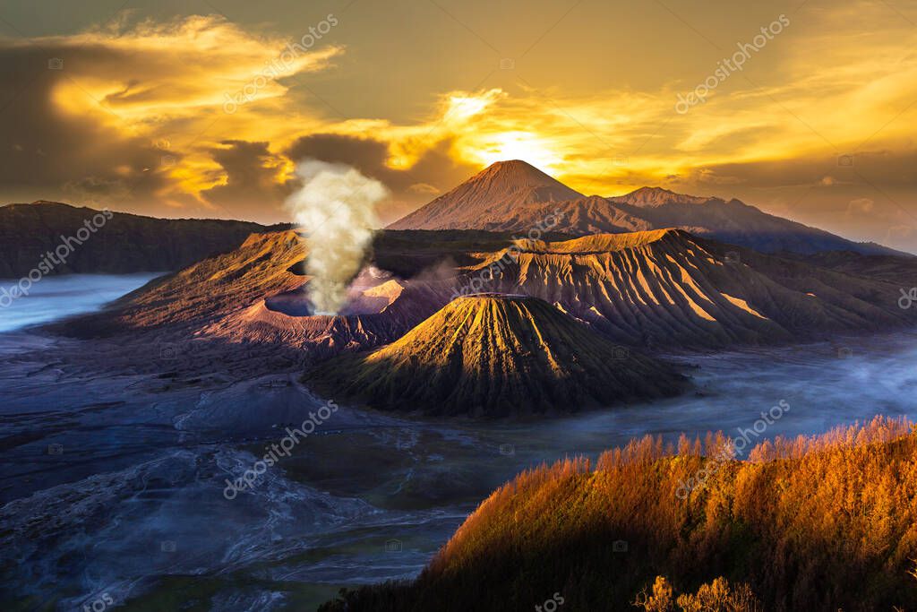 Salida del sol en el volcán Bromo, isla Java, Indonesia. Vista aérea ...