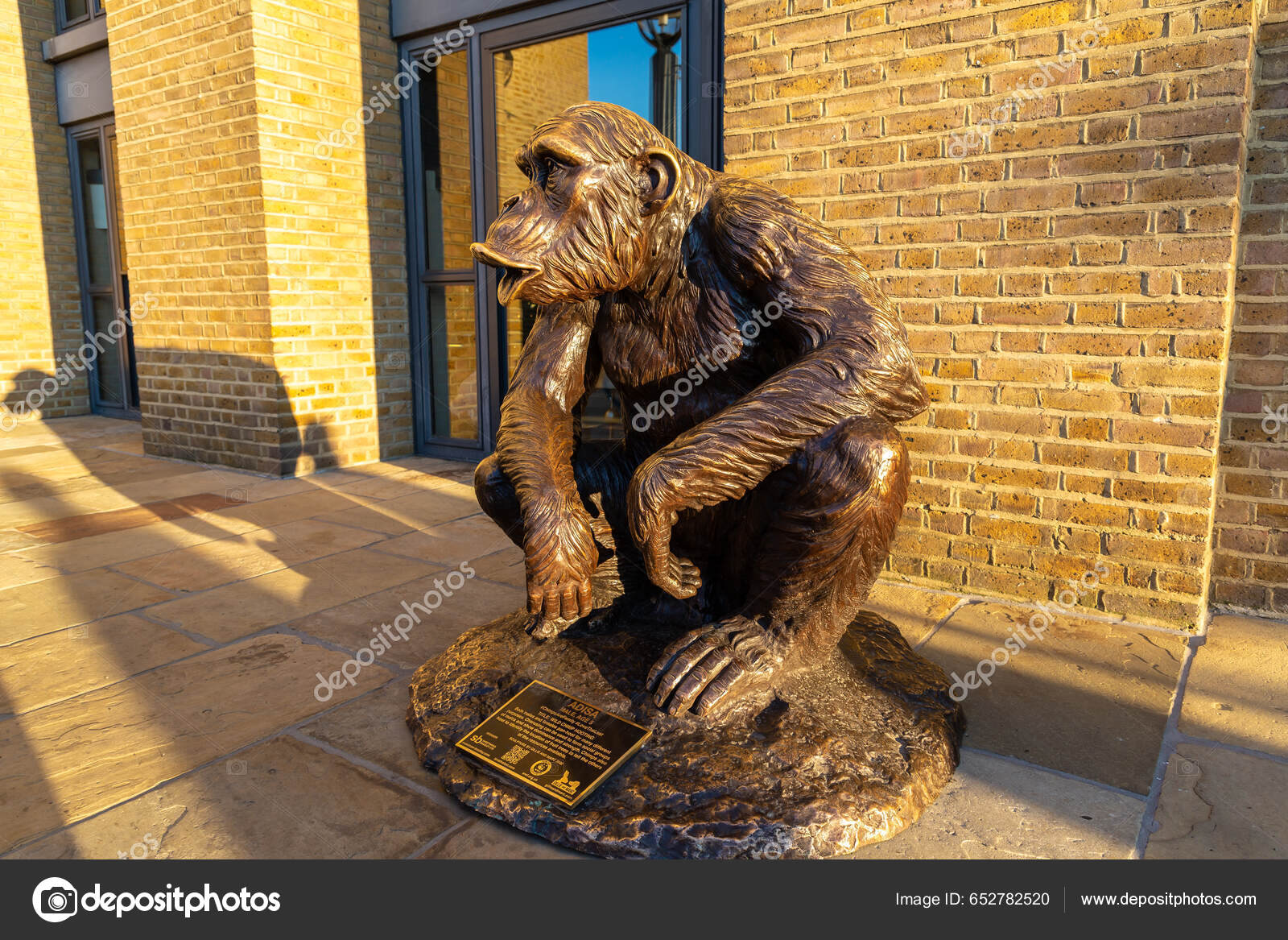 London June 2022 Chimps Monkey Statue Sunset London – Stock Editorial ...