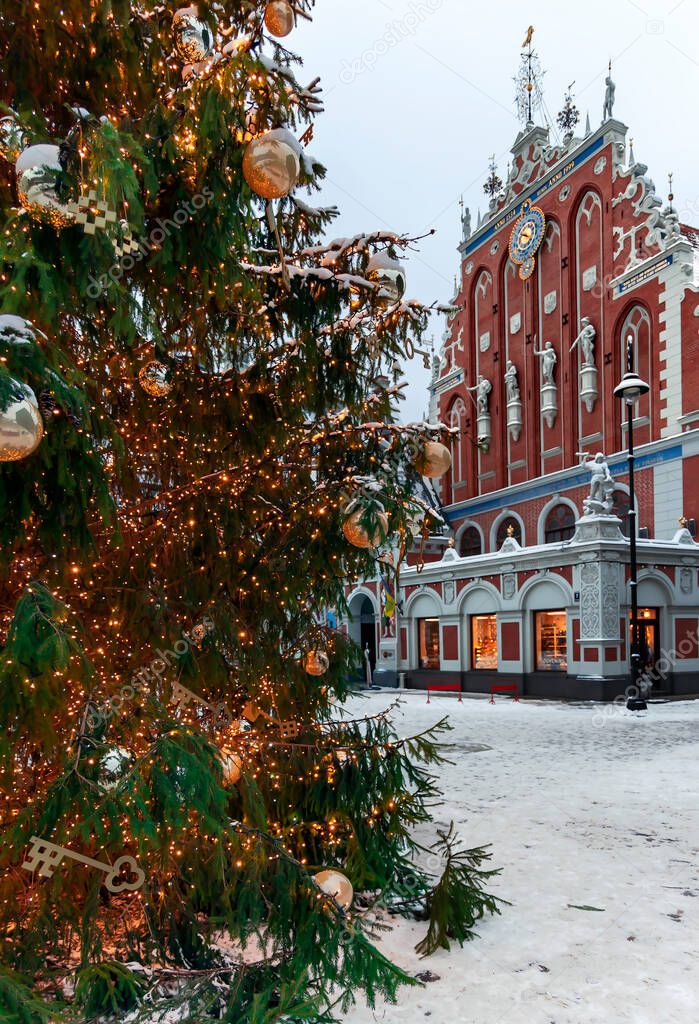 LETONIA, RIGA, DICIEMBRE DE 2022: Pino nevado de Navidad con varias ...