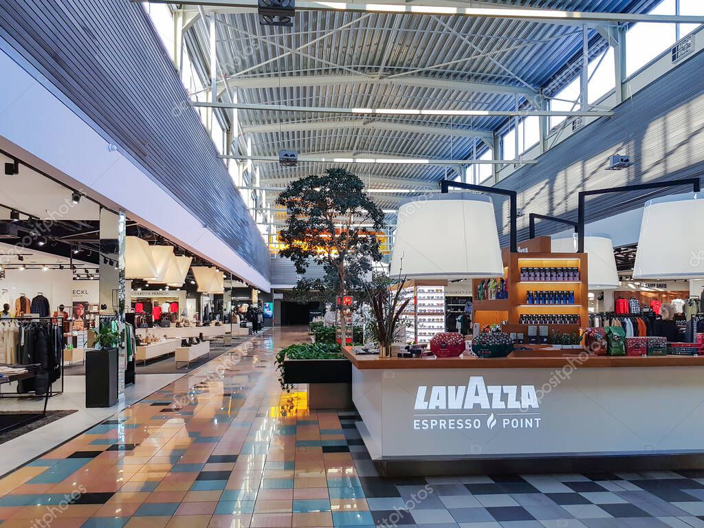 Letonia, Riga, diciembre de 2022 - Moderno interior de la sala ...