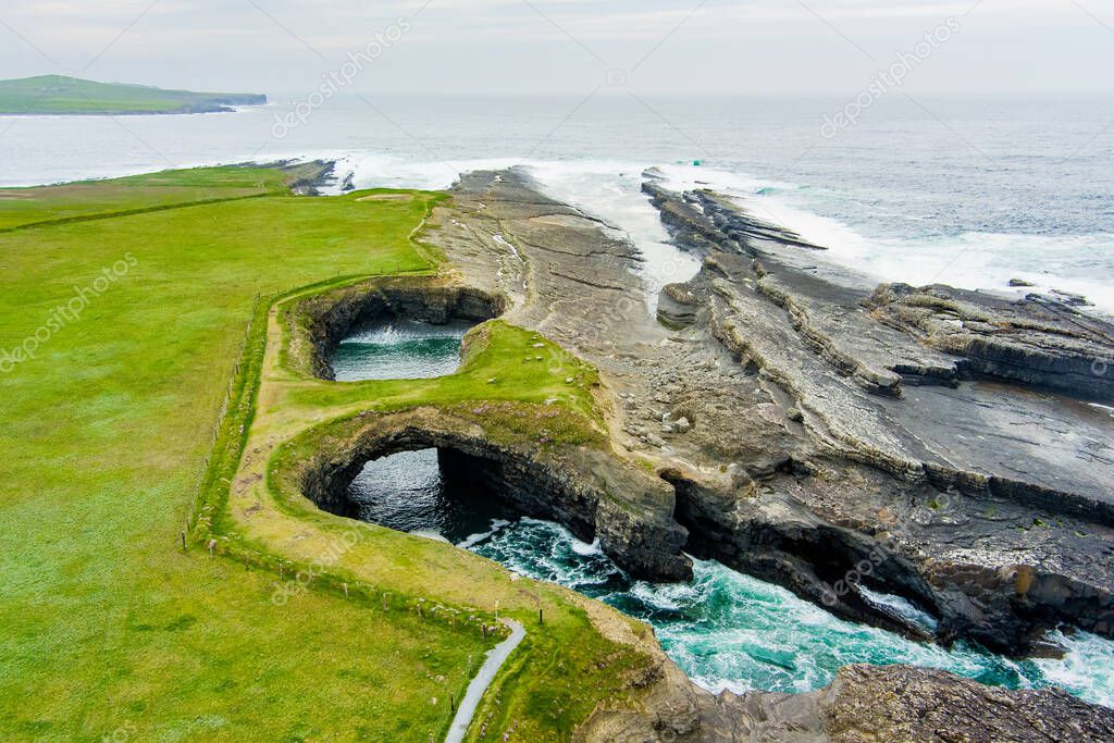 Vista aérea de Bridges of Ross, tres arcos de roca natural, tallados en ...