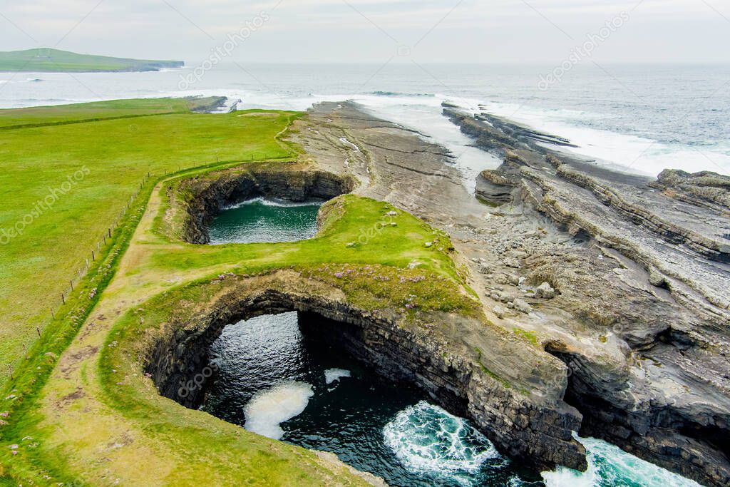 Vista aérea de Bridges of Ross, tres arcos de roca natural, tallados en ...