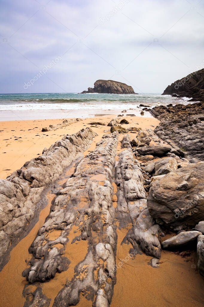 Interesantes salientes de roca originales en la playa de la Arnia ...