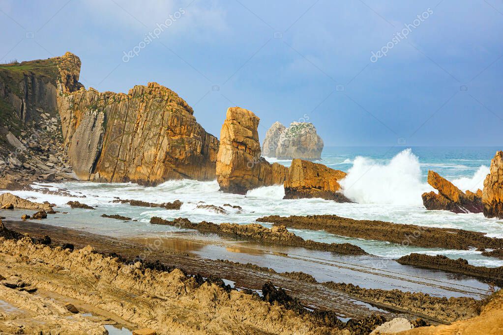 Cantabria, España. Playa de la Arnia. Formaciones geológicas ...