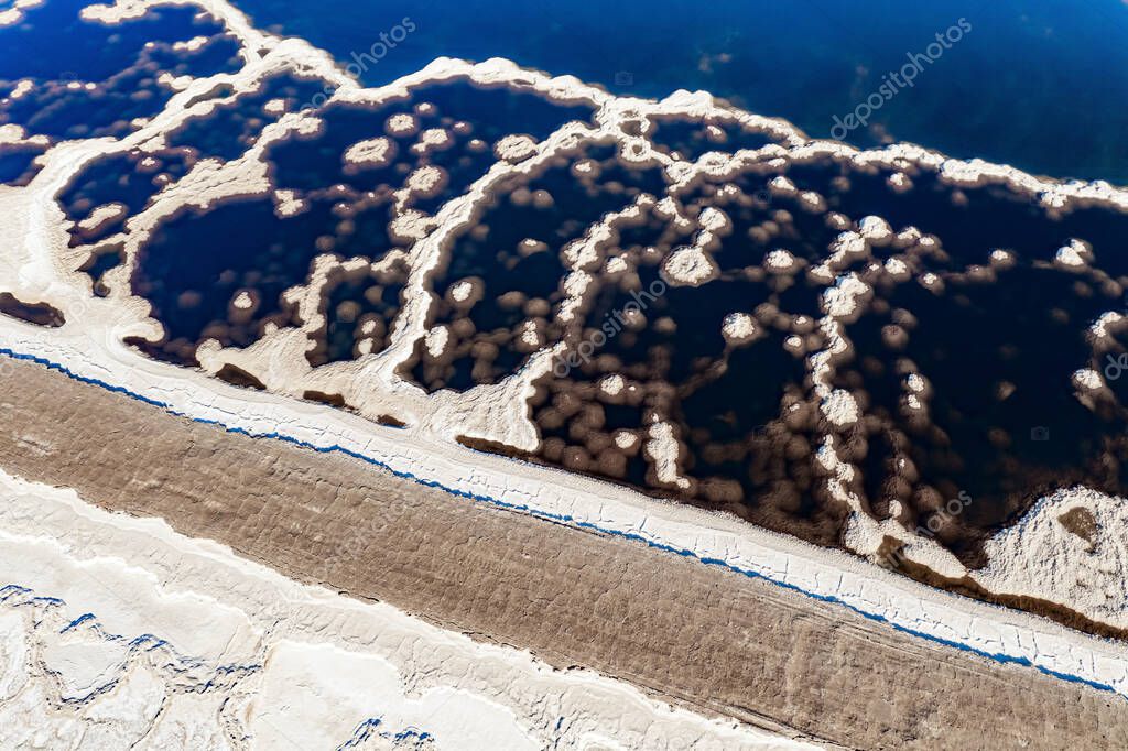 El lago salado sin drenaje en el Medio Oriente, el lago más salado del ...
