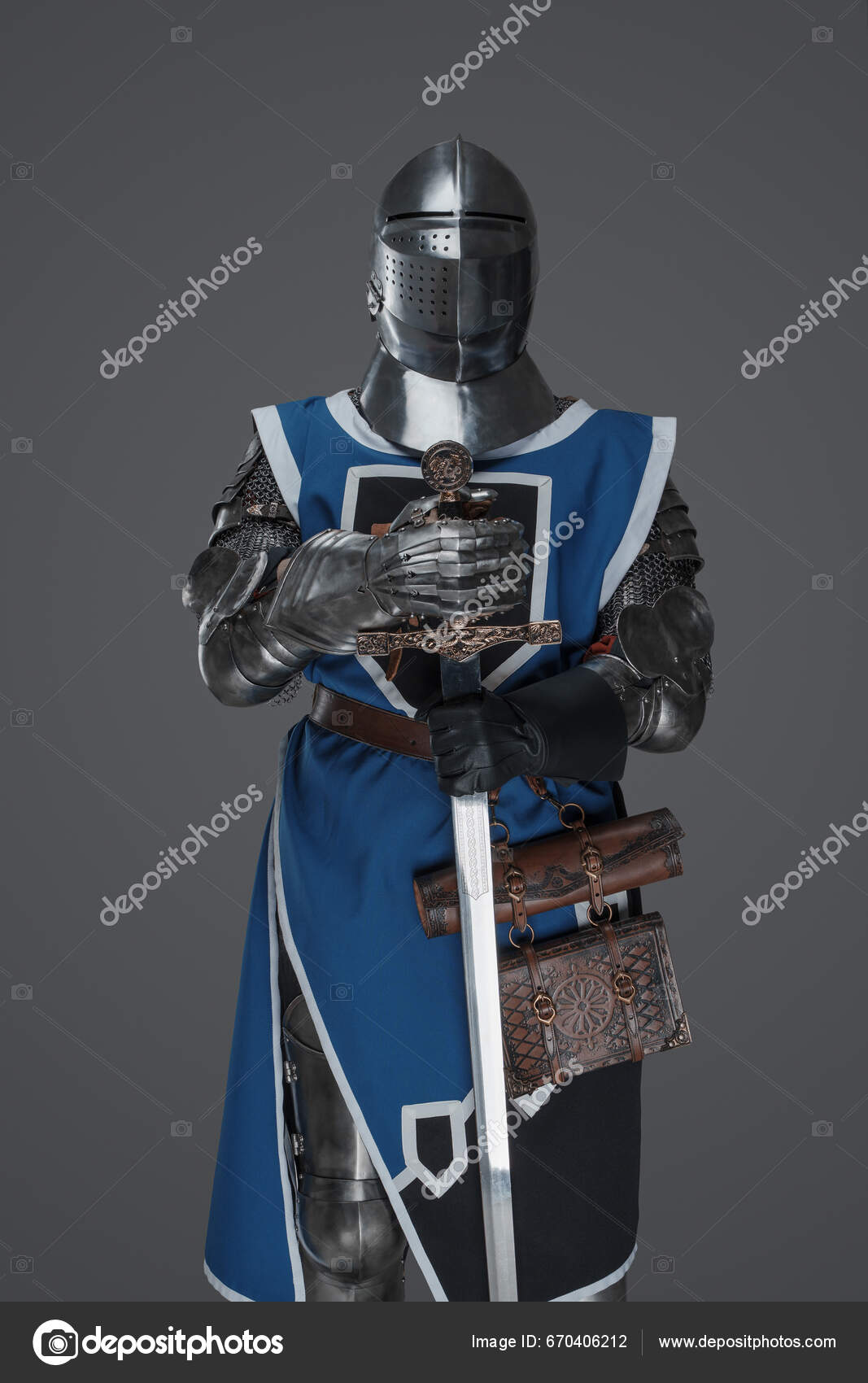Guardia Medieval Vestida Con Armadura Sobretodo Azul Sosteniendo Una ...