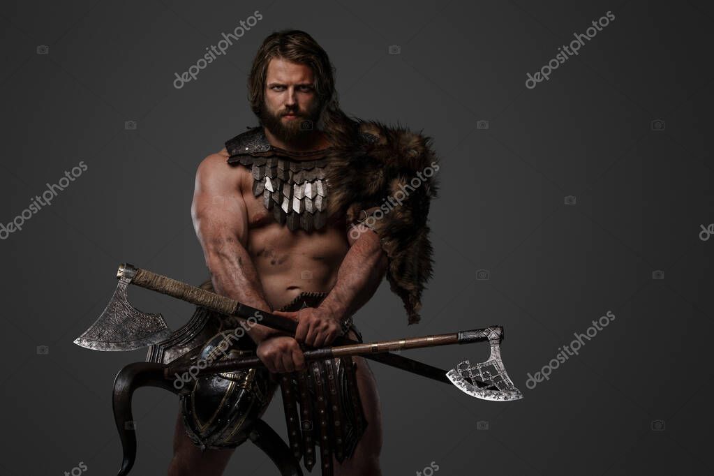 Un feroz guerrero vikingo barbudo de piel y armadura ligera, con un casco unido a su cinturón ...
