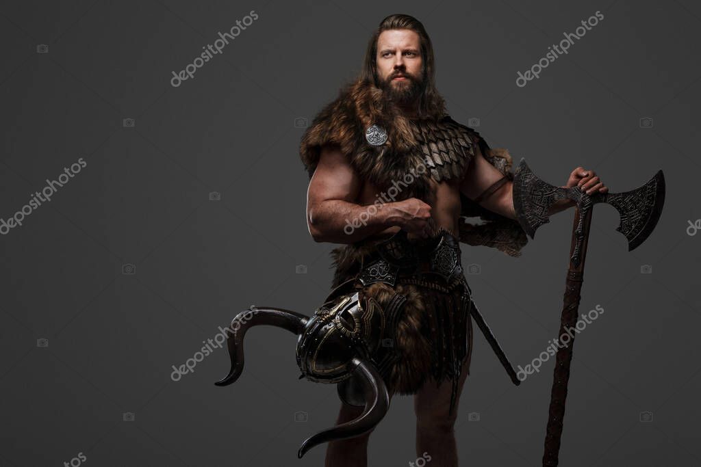 Un feroz guerrero vikingo barbudo de piel y armadura ligera, con un casco unido a su cinturón ...