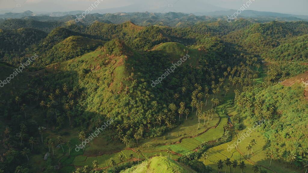 Aerial Quitinday Green Hills en el bosque tropical de Asia con hierba ...