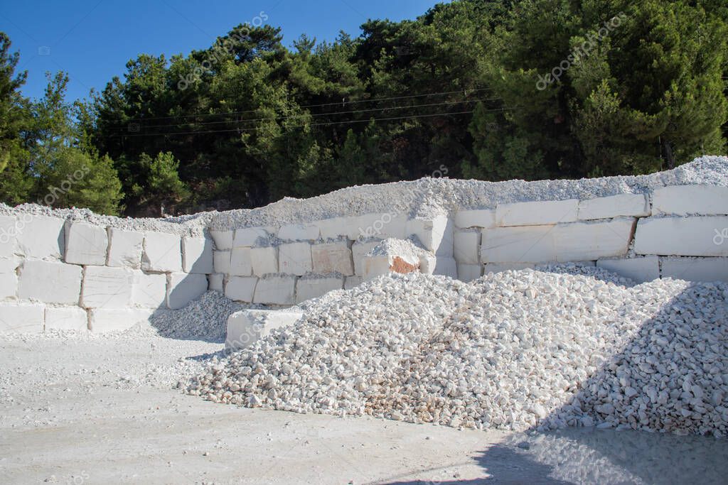 Una mina a cielo abierto de piedra de mármol blanco con maquinaria ...