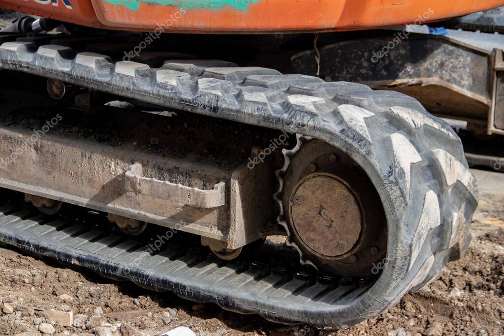 Una mini-embolsadora Bobcat (excavadora) cava eficientemente una zanja ...