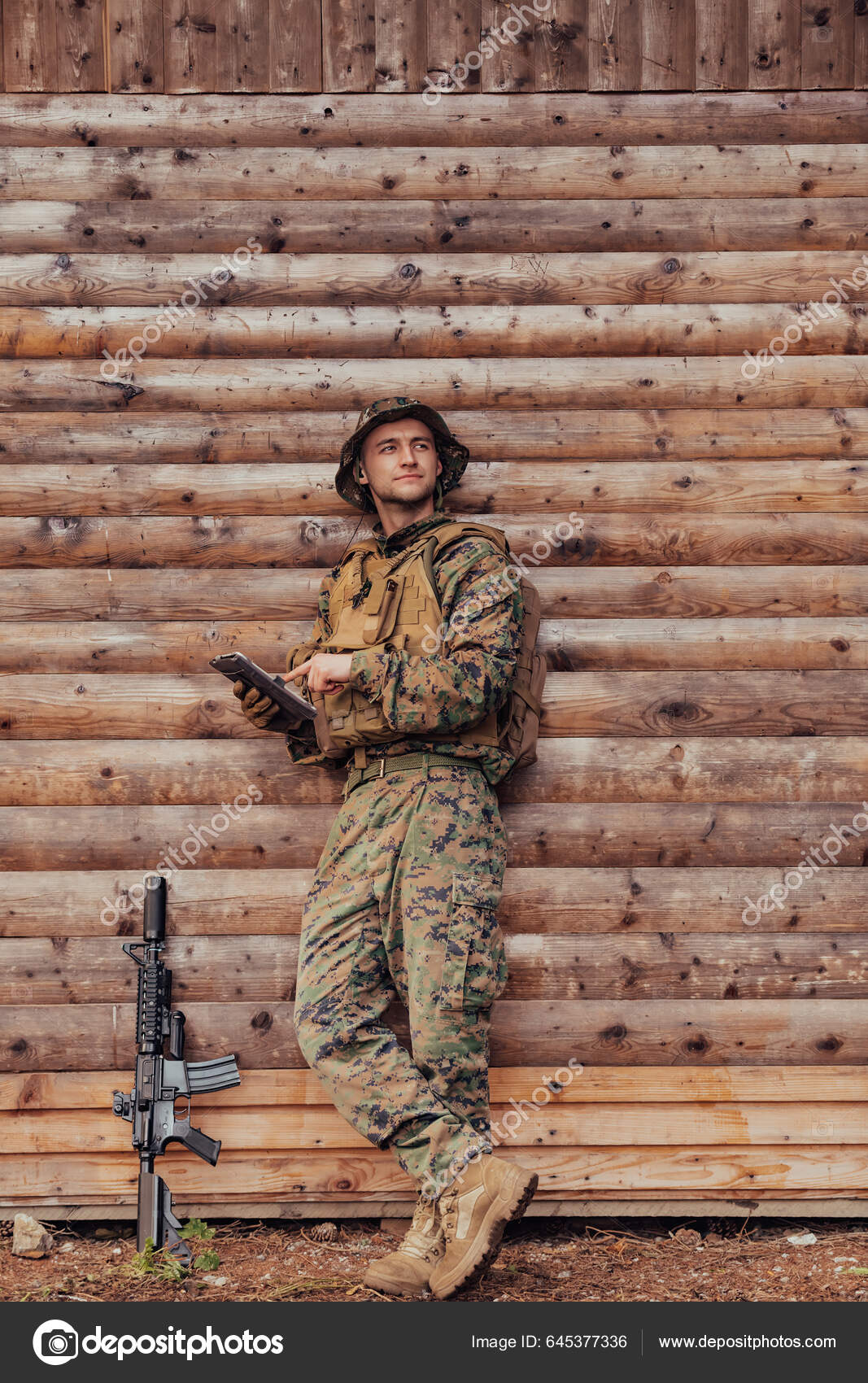 Soldado Usando Tableta Contra Vieja Pared Madera Campamento Militar ...