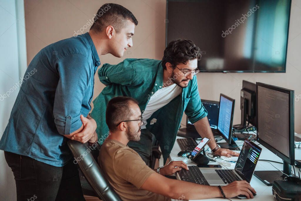 Programadores inmersos en una profunda colaboración, trabajando juntos ...