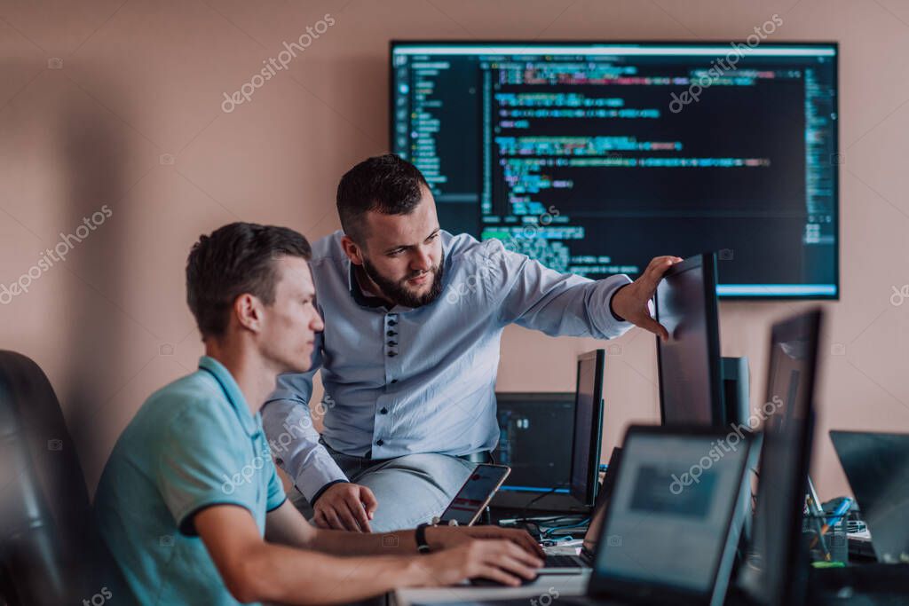 Programadores inmersos en una profunda colaboración, trabajando juntos diligentemente para ...