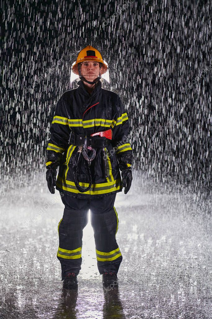 Una decidida bombera con un uniforme profesional que camina a través de ...