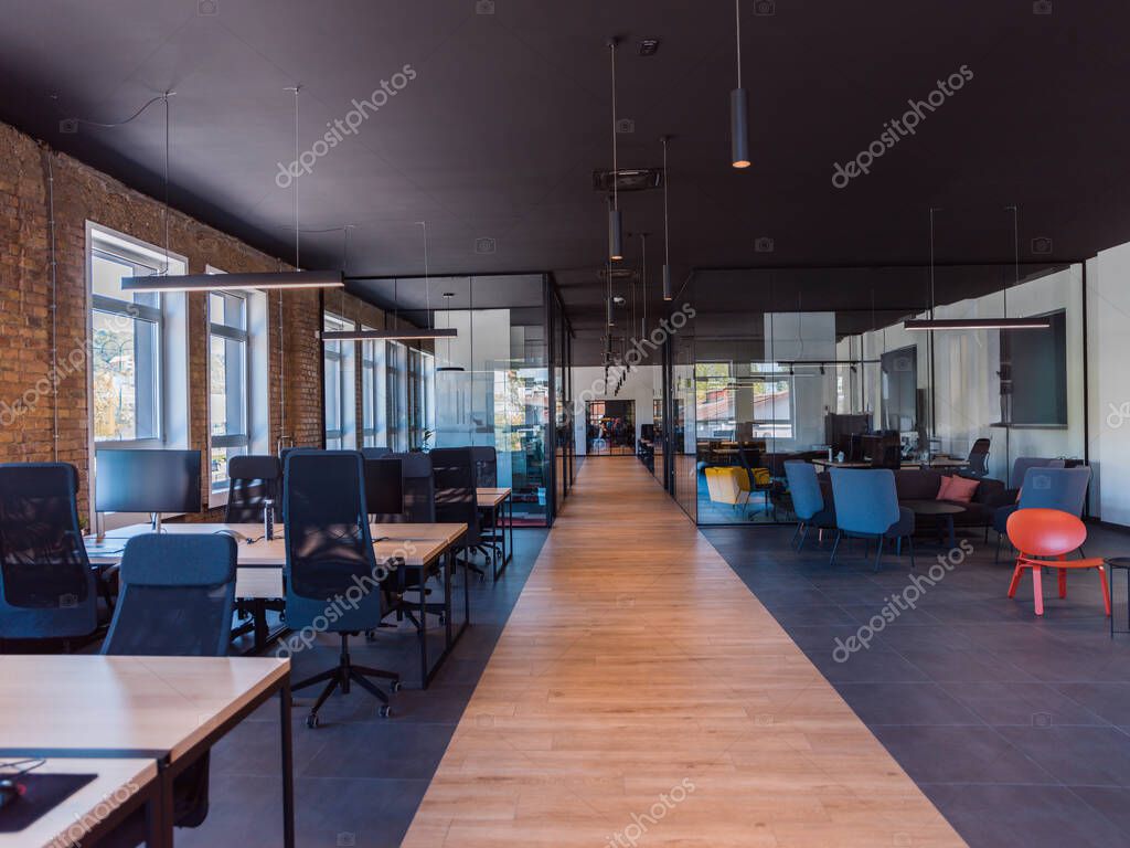 En un entorno de modernas oficinas de creación de empresas con paredes ...