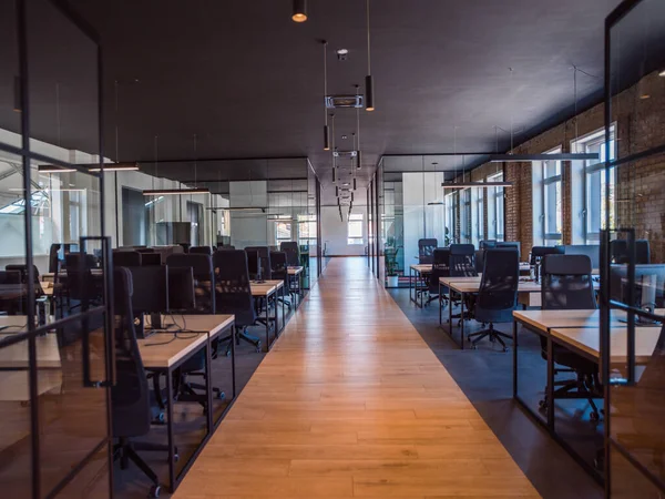 En un entorno de modernas oficinas de creación de empresas con paredes ...