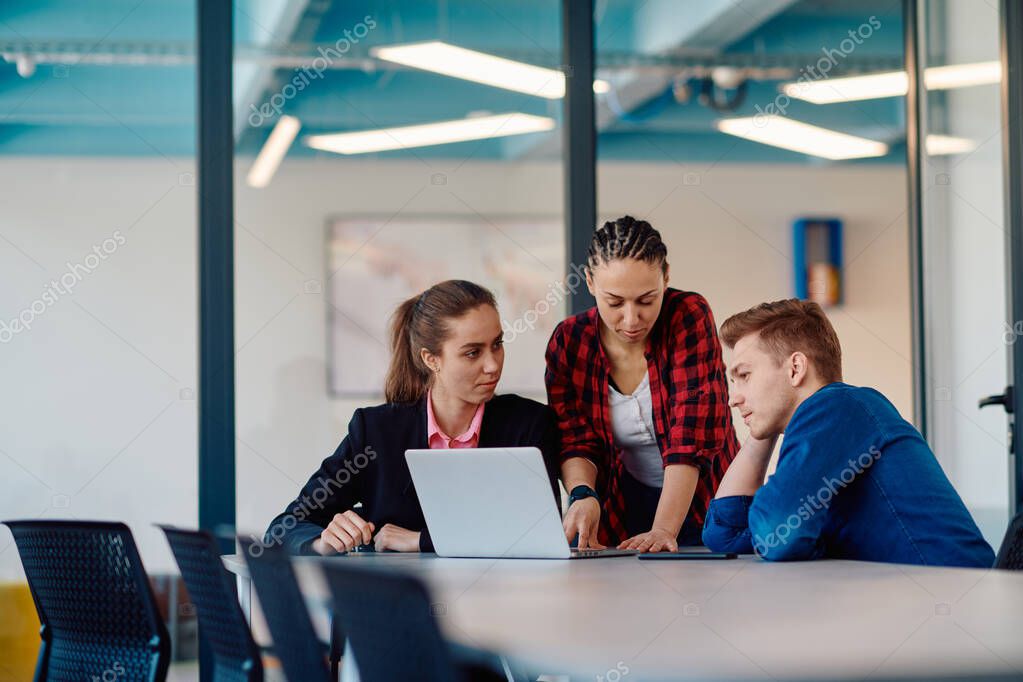 Un equipo de programadores exitosos se sienta en una oficina de ...