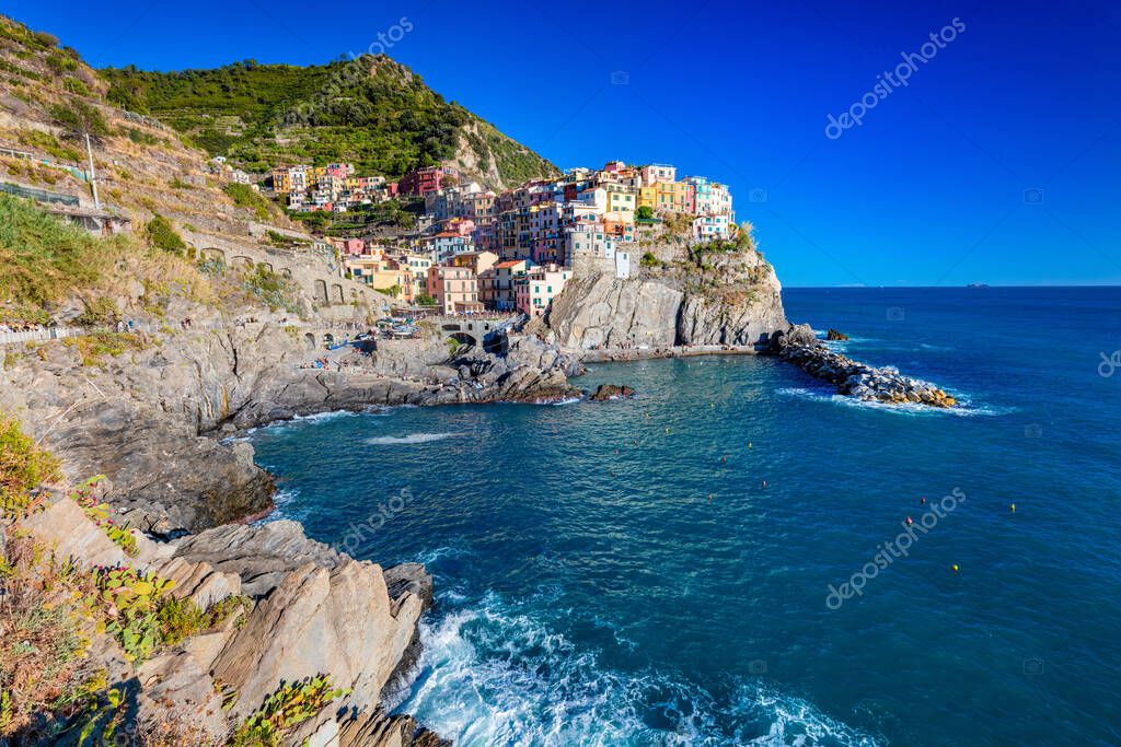 Manarola en Cinque Terre, Italia en verano. Destino turístico popular en la costa de Liguria. 2025