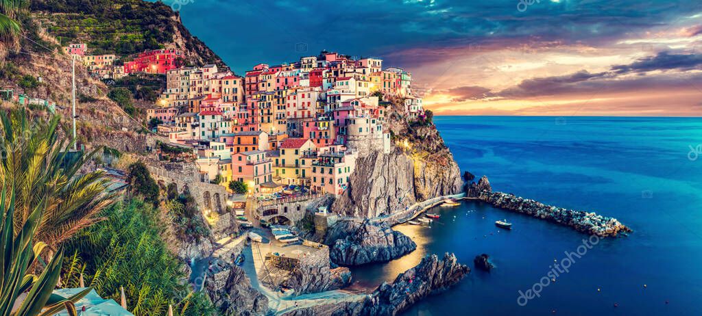 Manarola en Cinque Terre, Italia panorama al atardecer. Destino turístico popular en la costa de ...