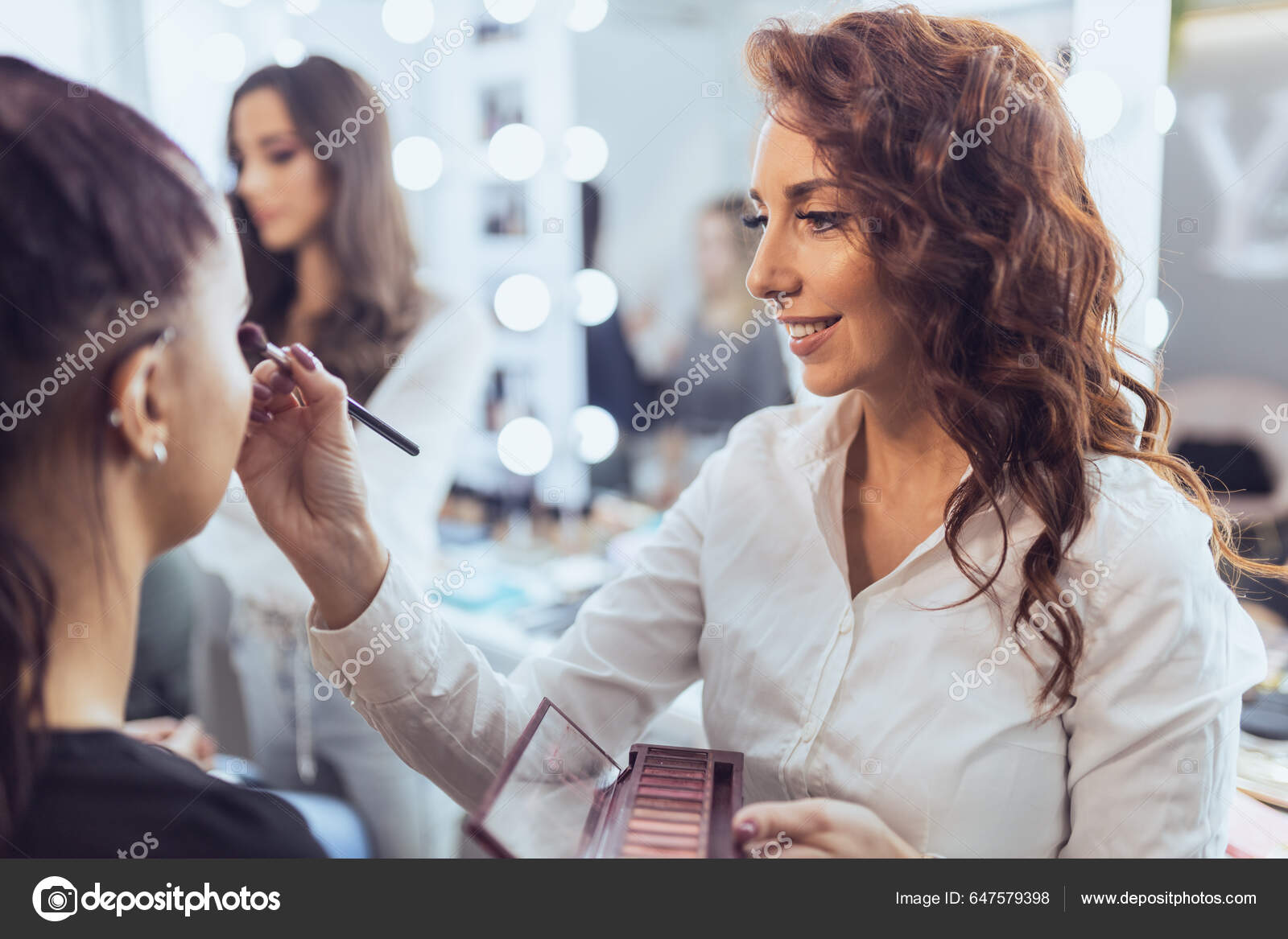 Beautiful Makeup Artist Who Ready Apply Eyeshadow Model — Stock Photo ...