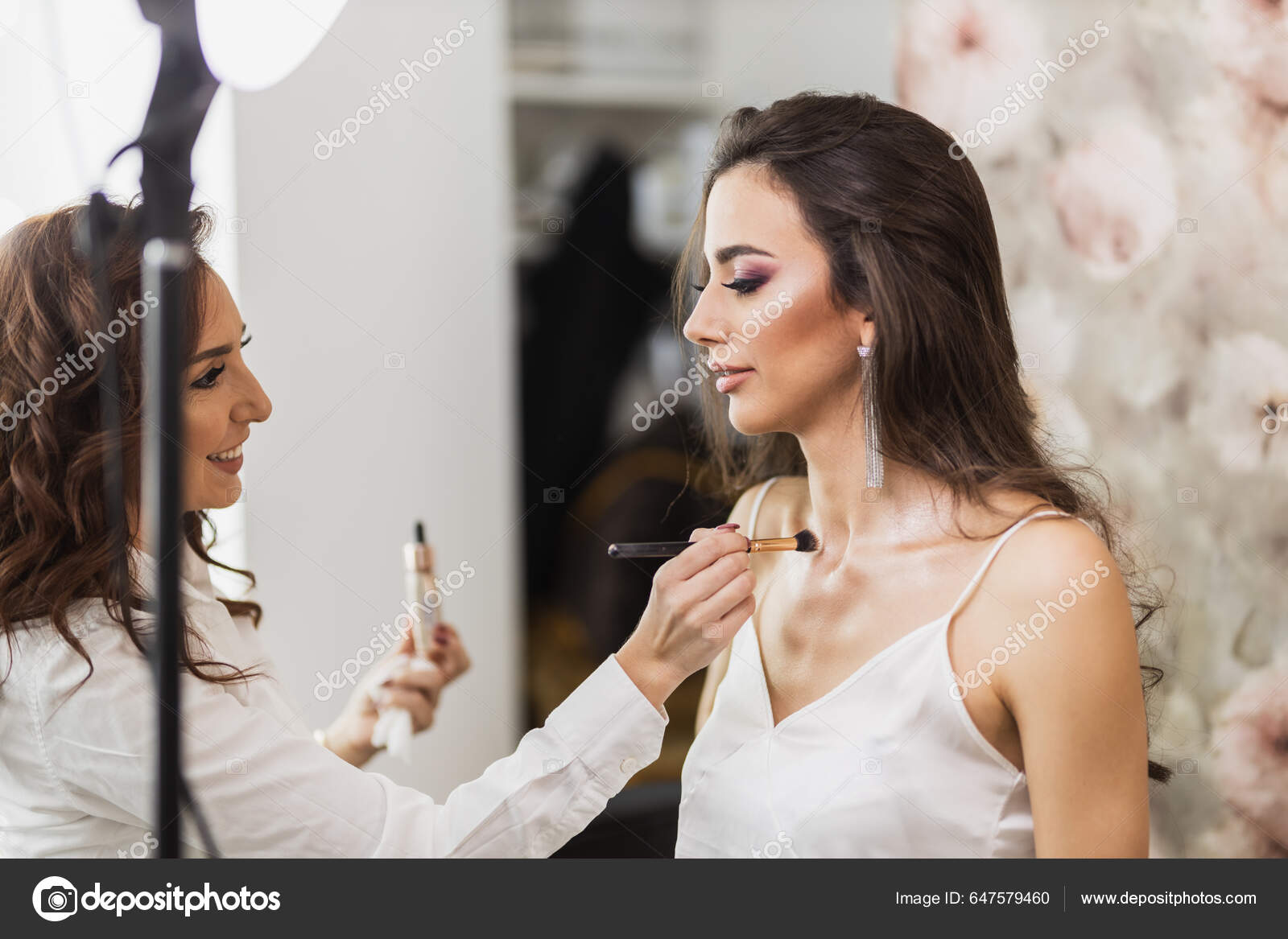 Beautiful Makeup Artist Who Ready Apply Skin Tone Model — Stock Photo ...