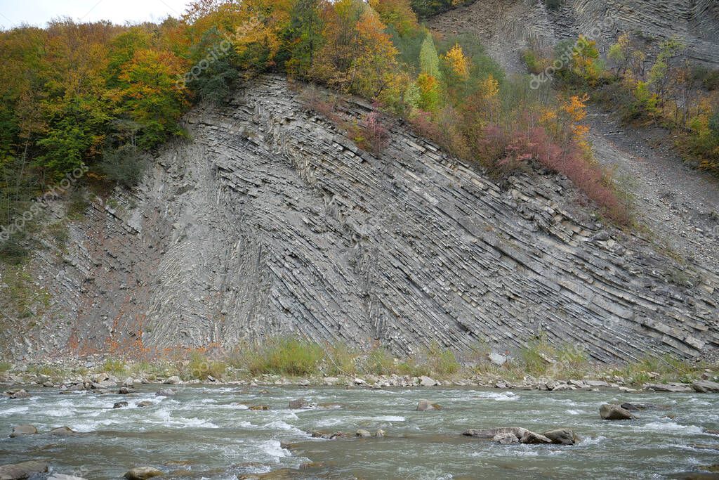 Prut río y pliegues de montaña en Yaremche, Ucrania, conocido como ...