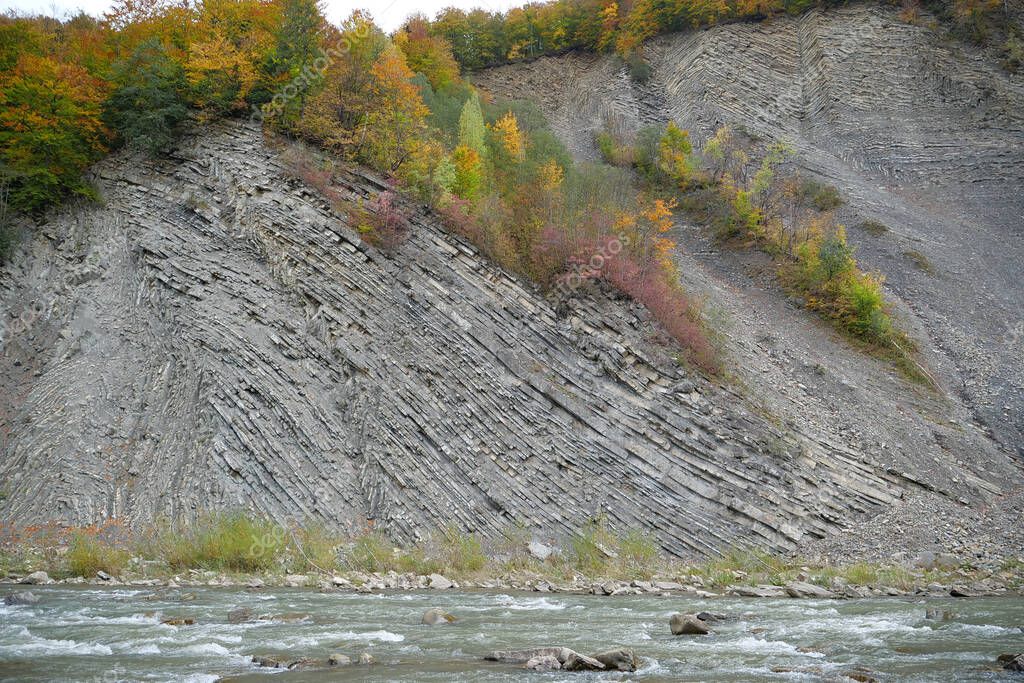 Prut río y pliegues de montaña en Yaremche, Ucrania, conocido como ...