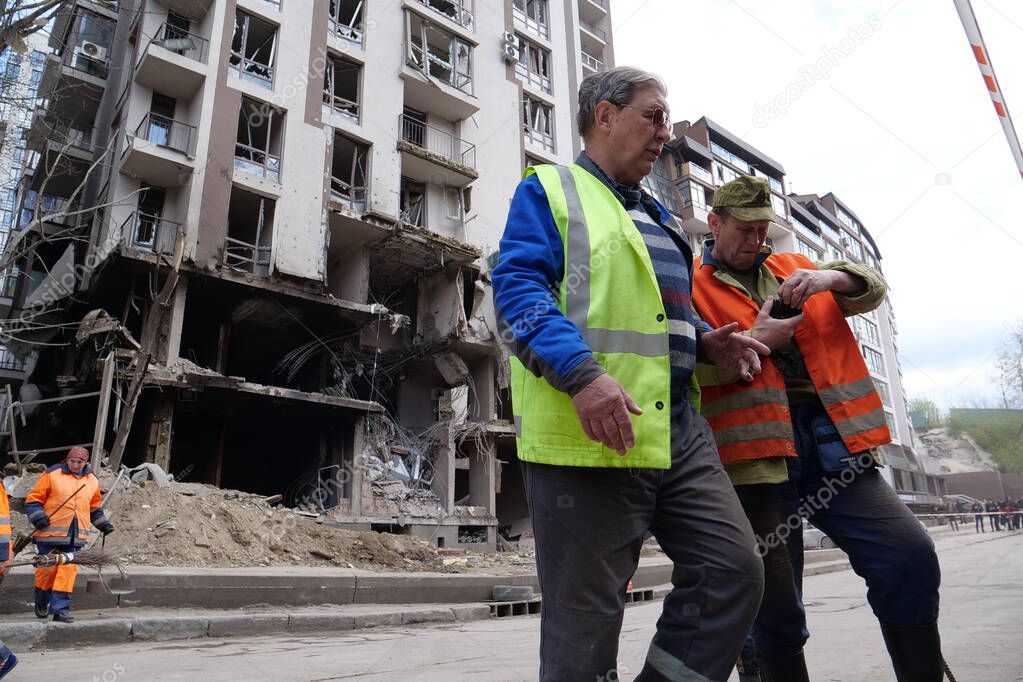 KYIV, UKRAINE, APRIL 29, 2022: Workers clear rubble after bombing ...