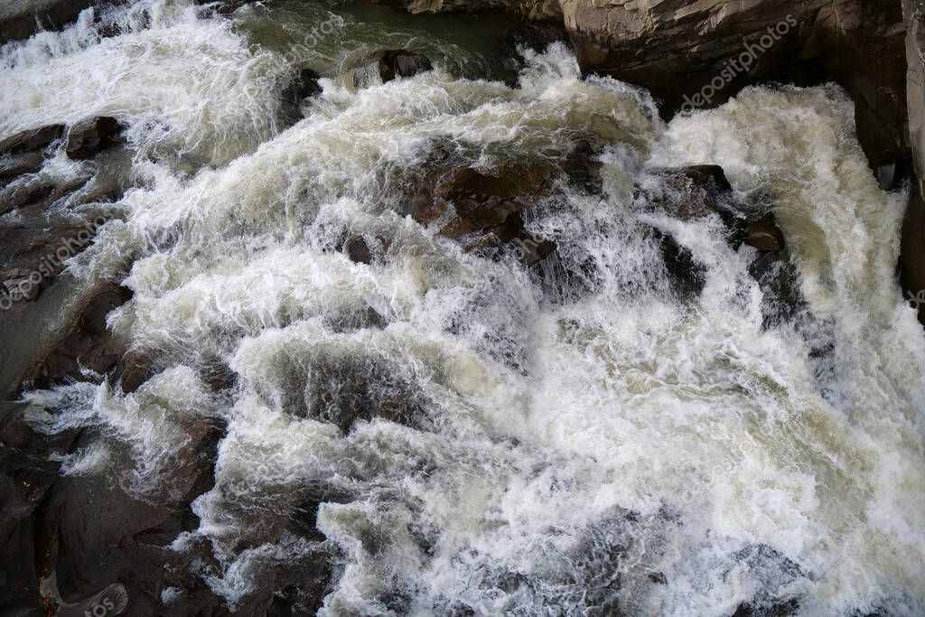 Hermosa cascada poderosa. Cascada de Probiy y río Prut en la ciudad de ...