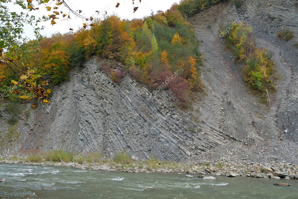 Prut río y pliegues de montaña en Yaremche, Ucrania, conocido como ...