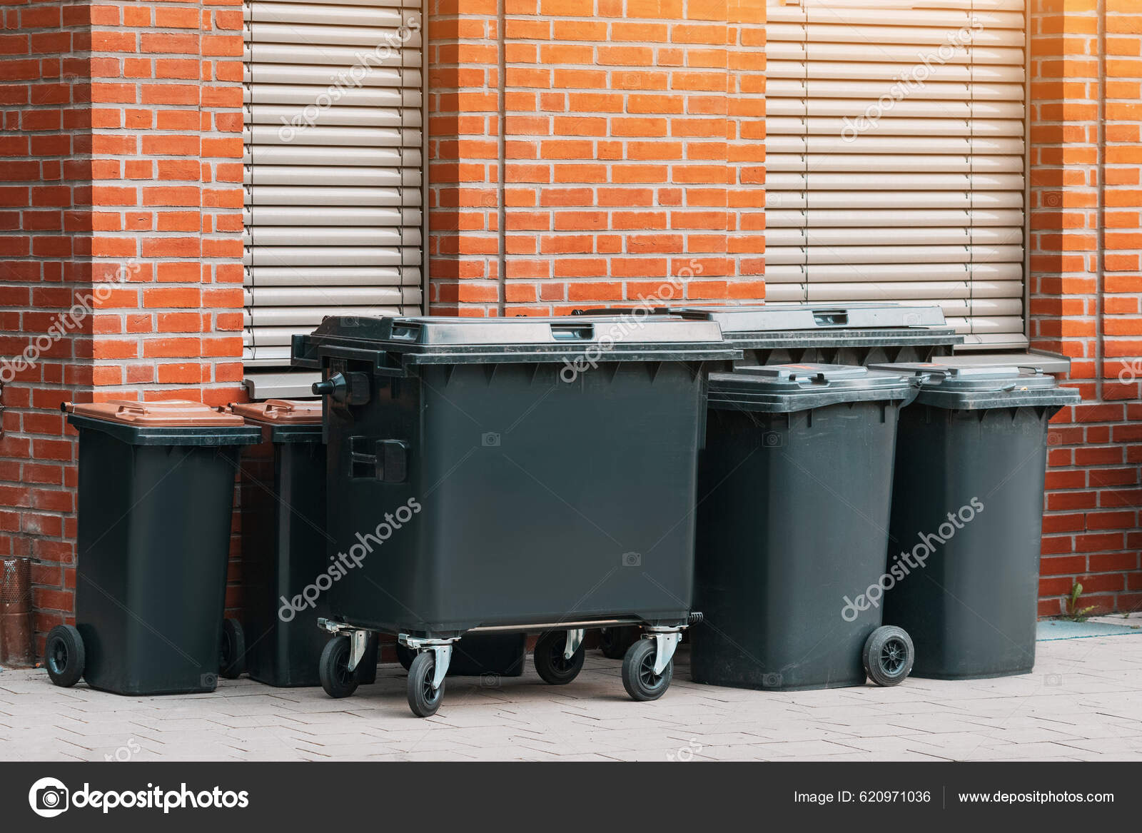 Groupe Poubelles Neuves Propres Dans Rue Ville Poubelles Poubelles ...