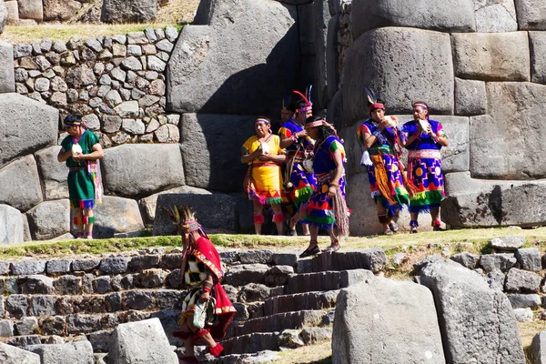 Menú Con Traje Tradicional Para el Festival Inti Raymi En Cusco Peru ...