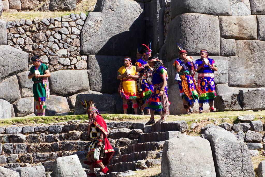 Menú Con Traje Tradicional Para el Festival Inti Raymi En Cusco Peru ...
