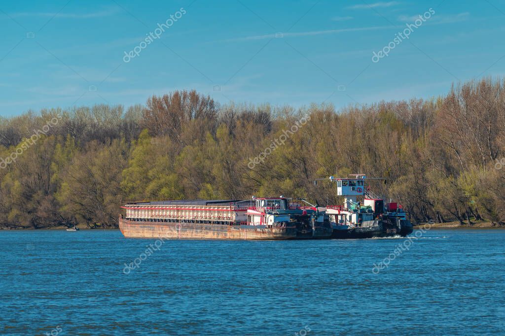 Embarcación de contenedores para el transporte de mercancías en el río ...