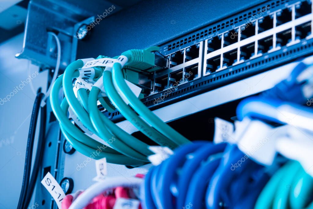 cables de conexión coloridos conectados al interruptor - concepto de ...