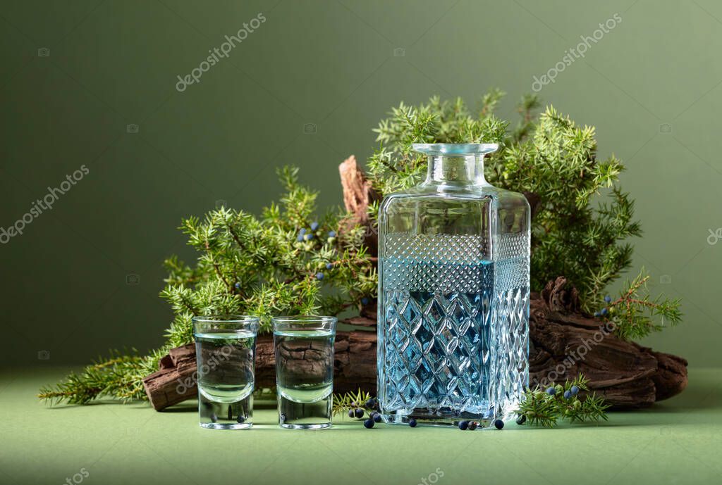 Ginebra azul en decantador sobre un fondo de viejos snags y ramas de ...