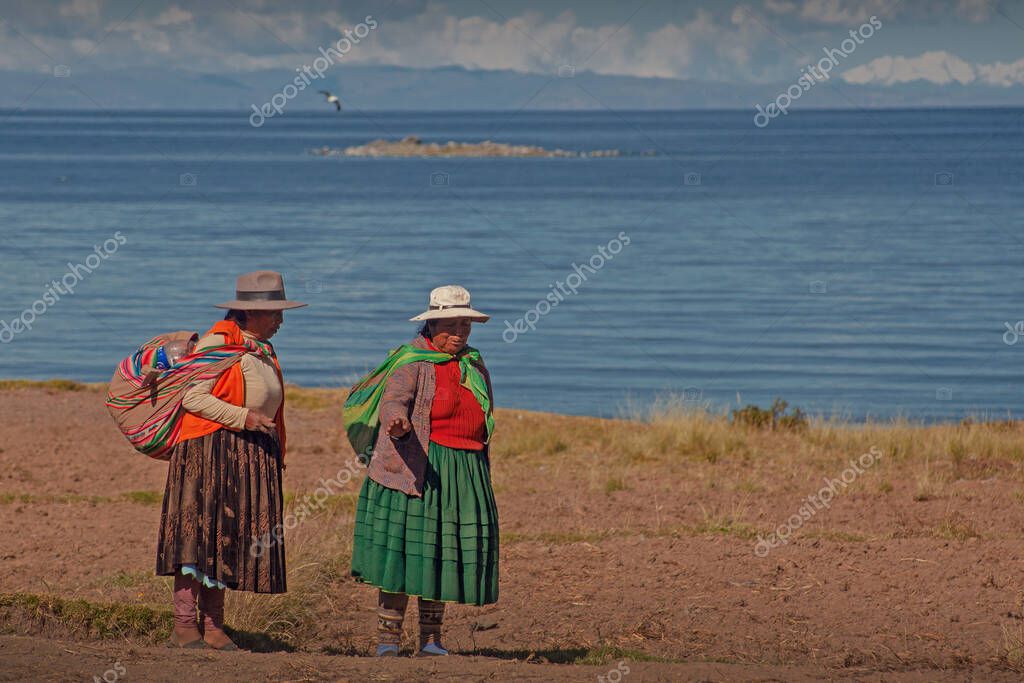ISLA AMANTANI, PUNO, PERÚ, 29 de abril de 2022: Dos mujeres indígenas ...