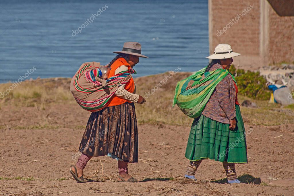 ISLA AMANTANI, PUNO, PERÚ, 29 de abril de 2022: Dos mujeres indígenas ...