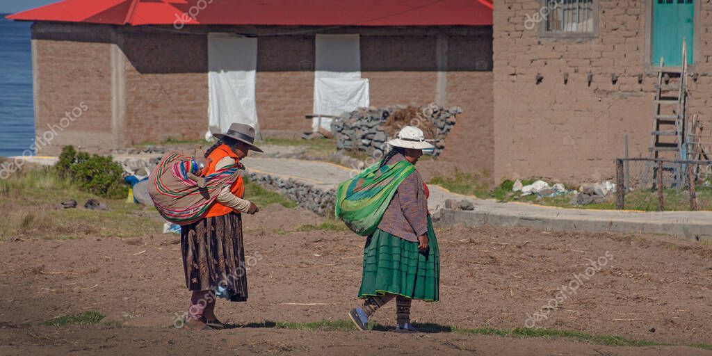 ISLA AMANTANI, PUNO, PERÚ, 29 de abril de 2022: Dos mujeres indígenas ...