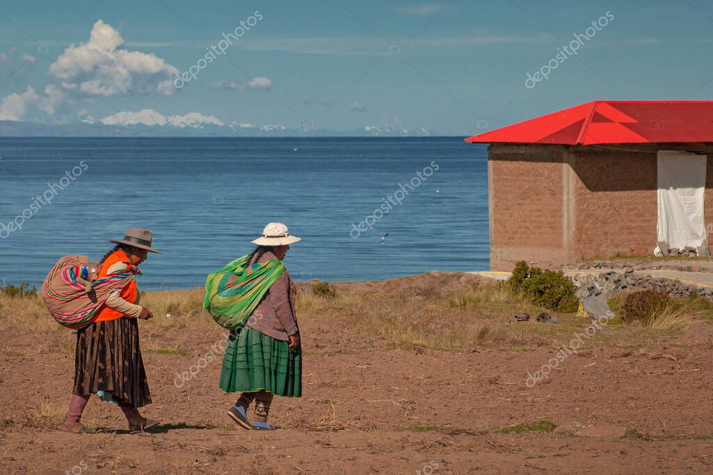 ISLA AMANTANI, PUNO, PERÚ, 29 de abril de 2022: Dos mujeres indígenas ...